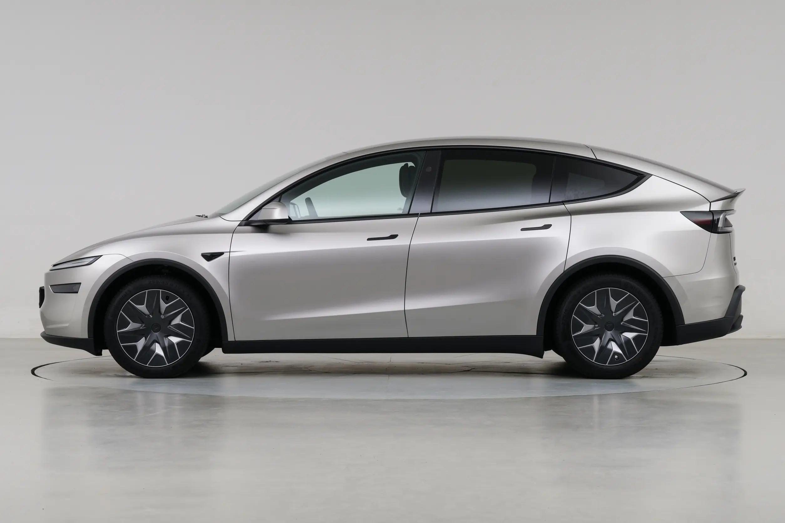 Tesla Model Y L Faces Long Wait for Production in the United States