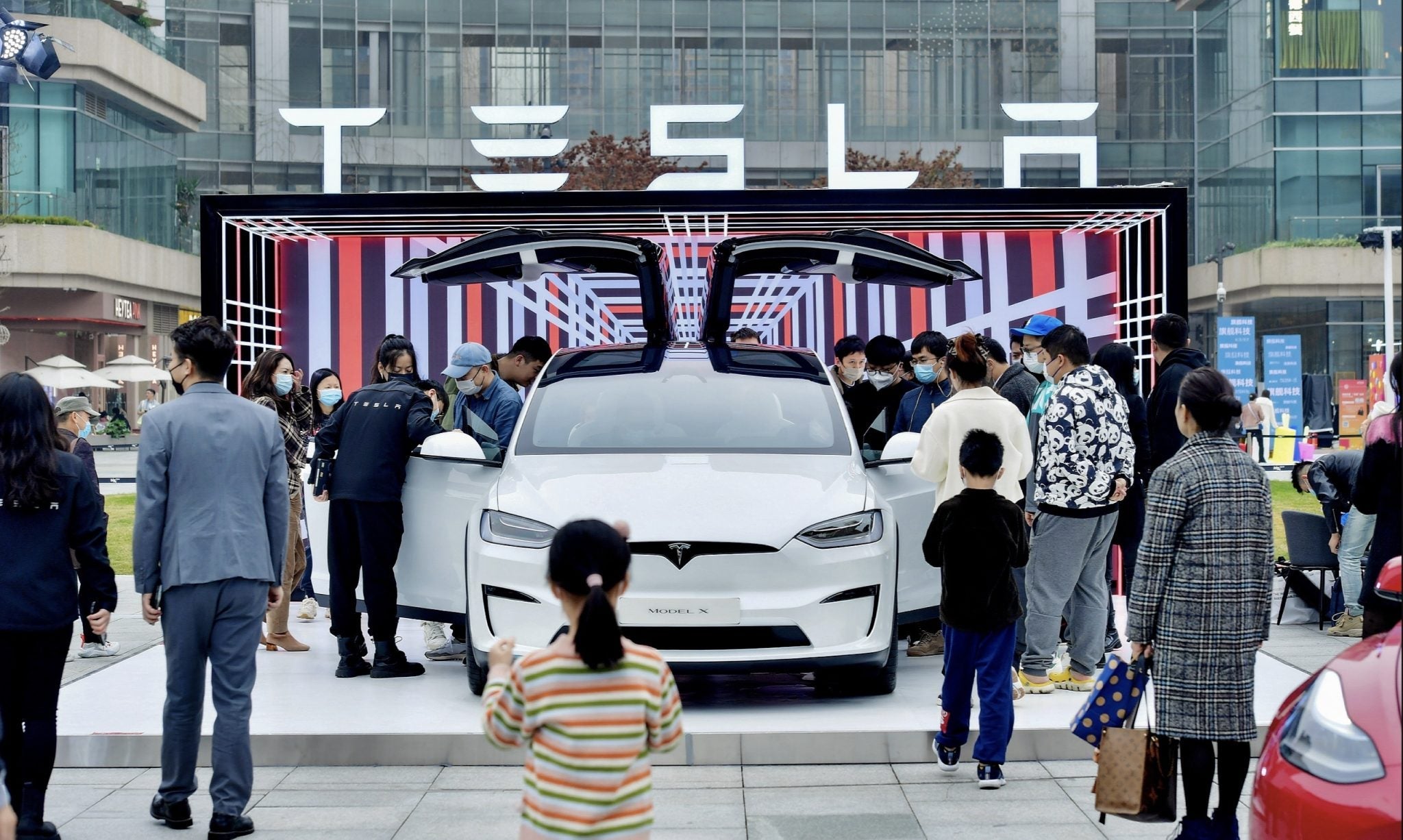 Tesla's Senior Vice President Tom Zhu Returns to China Amidst Strategi